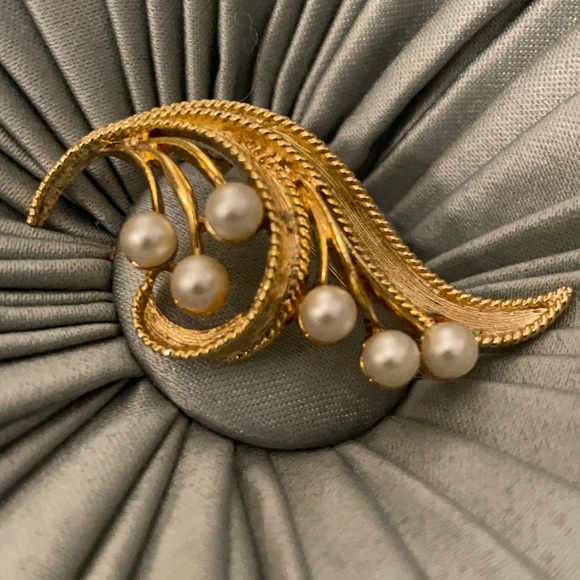 Lisner Jewelry | Jewelry | Vintage Lisner Gold Pearl Brooch | Poshmark